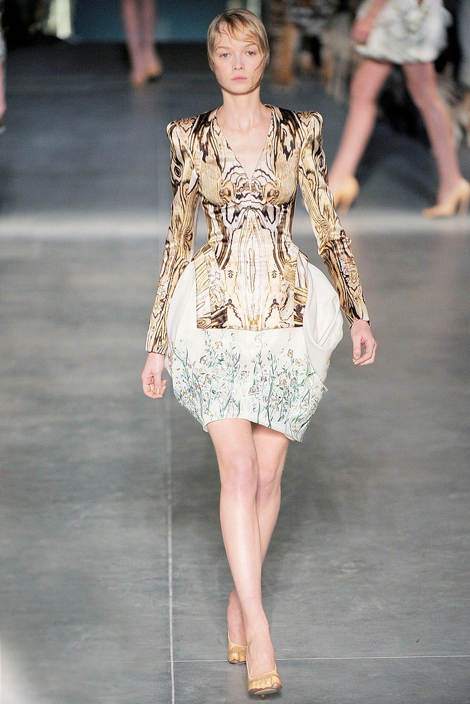 Alexander McQueen Spring 2009 PFW: Nature Meets Industry – Ayerhs Magazine