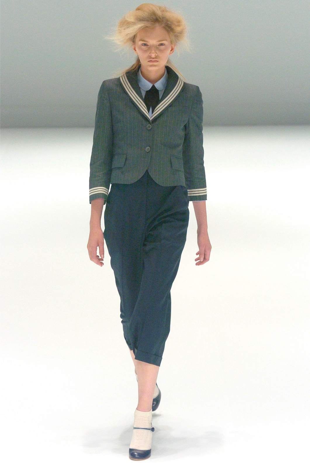 Alexander McQueen Spring 2005 PFW: Life-Sized Chessboard – Ayerhs Magazine