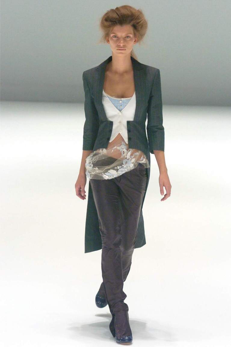 Alexander McQueen Spring 2005 PFW: Life-Sized Chessboard – Ayerhs Magazine