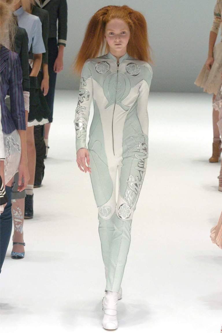 Alexander McQueen Spring 2005 PFW: Life-Sized Chessboard – Ayerhs Magazine